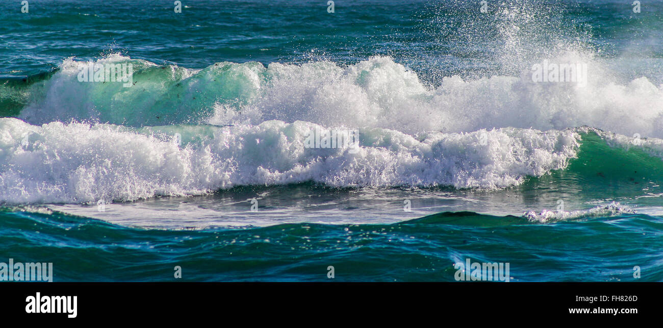 Breaking waves underwater hi-res stock photography and images - Alamy