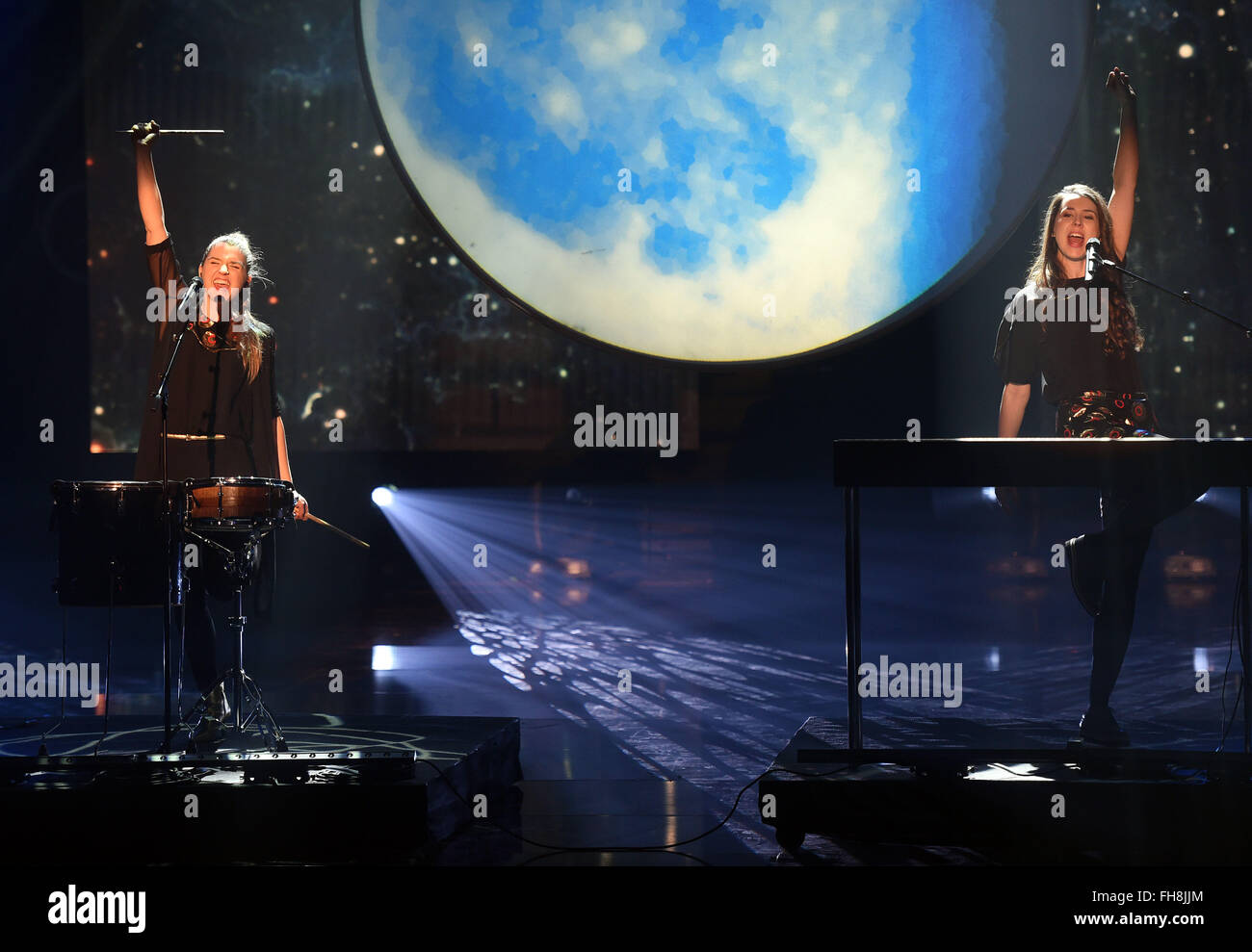 Cologne, Germany. 24th Feb, 2016. Sisters Josepha (l) and Cosima Carl ...