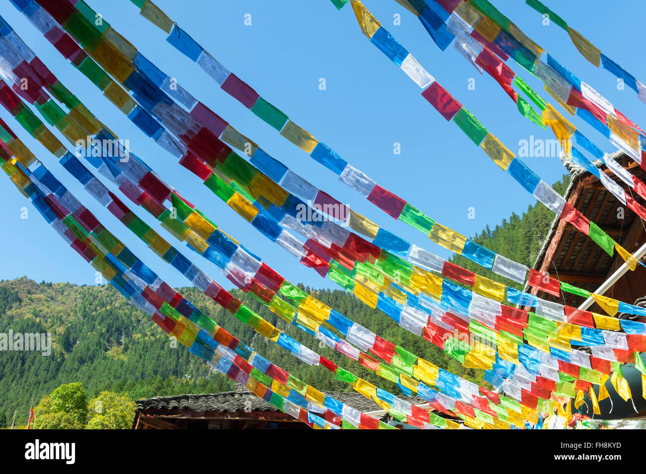 Prayers flags at Shuzheng Tibetan village, Jiuzhaigou National Park ...