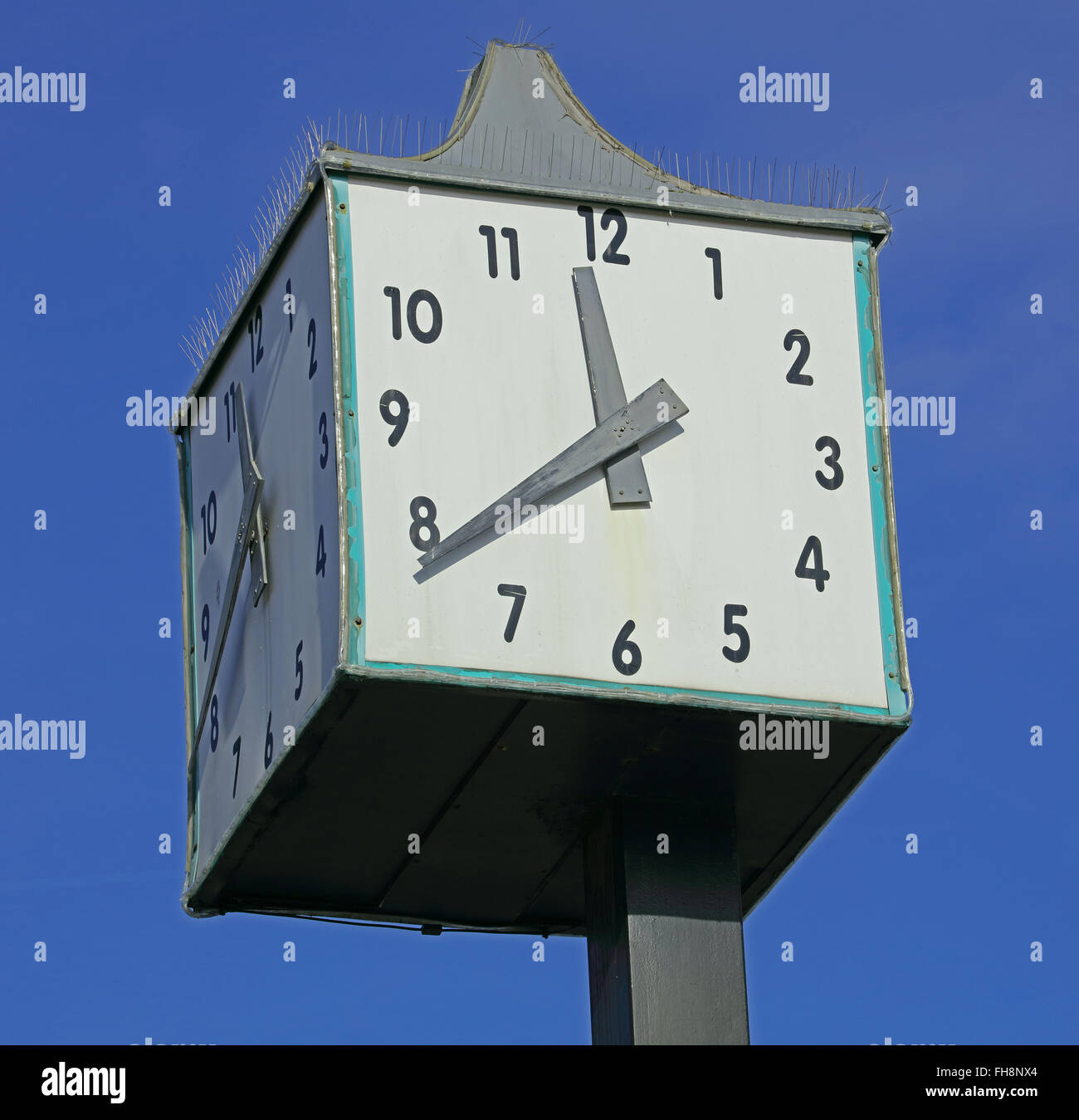 Four faced clock hi-res stock photography and images - Alamy