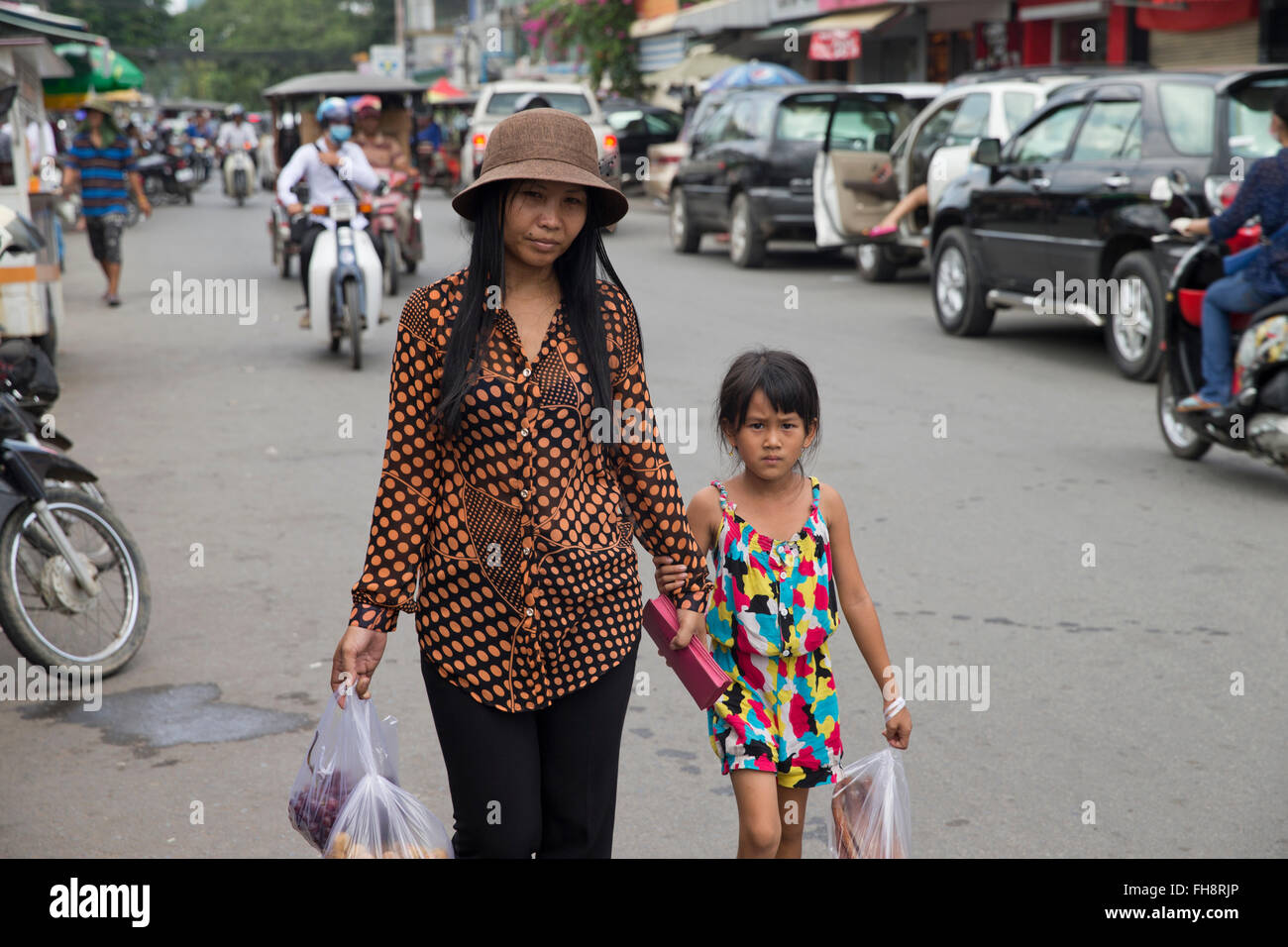 woman and girl shopping in Phnom Penh, Cambodia Stock Photo - Alamy
