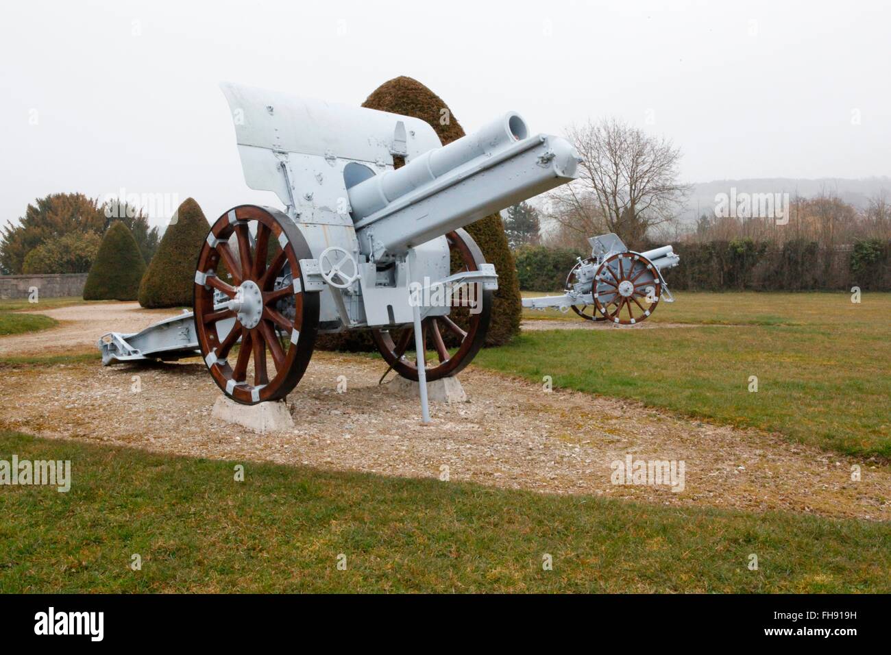 A German cannon in the French cemetery in pavé, a suburb of Verdun ...