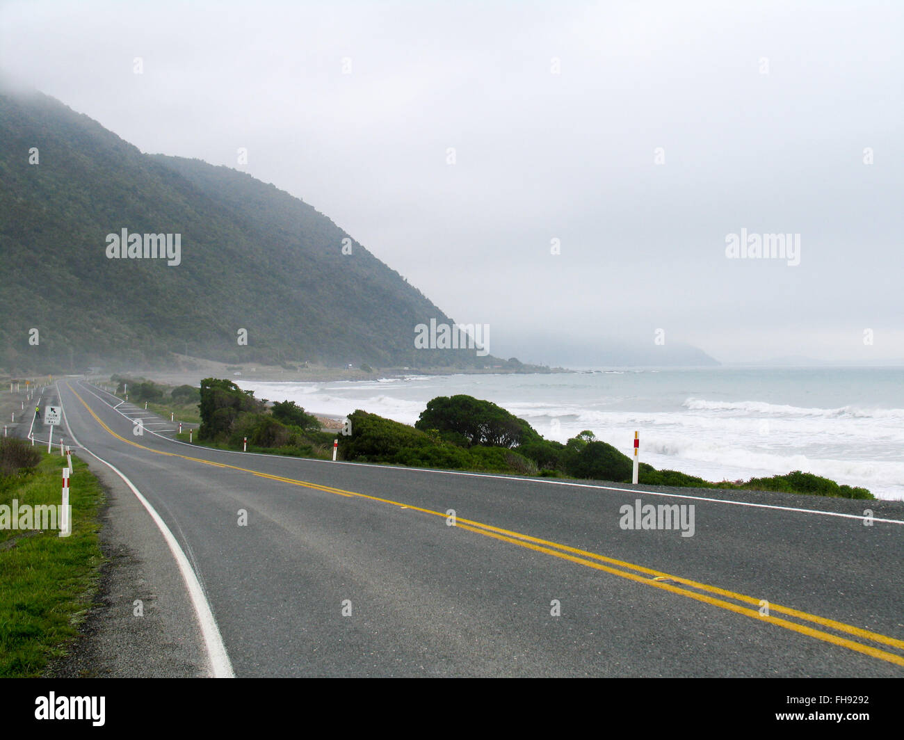 Shoreline road hi-res stock photography and images - Alamy