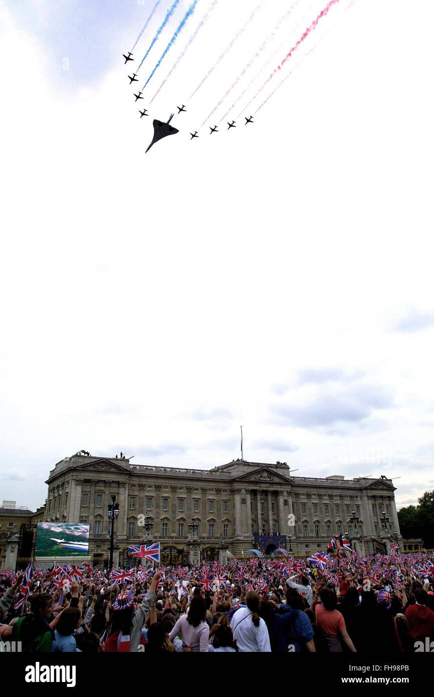 Buckingham palace red arrow hi-res stock photography and images - Alamy