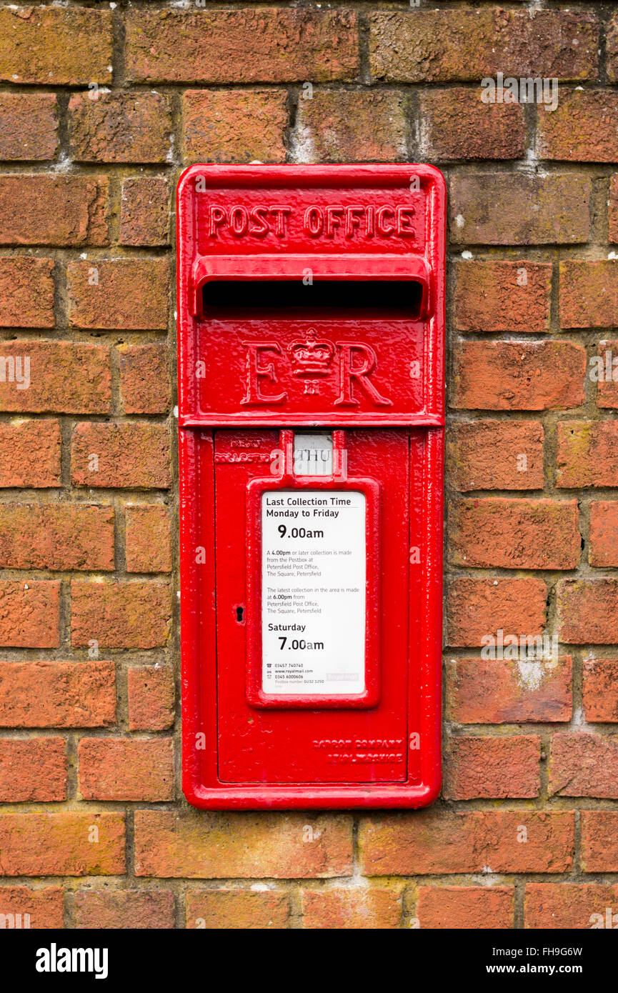 ERII Post Office post box mounted in a wall Stock Photo - Alamy