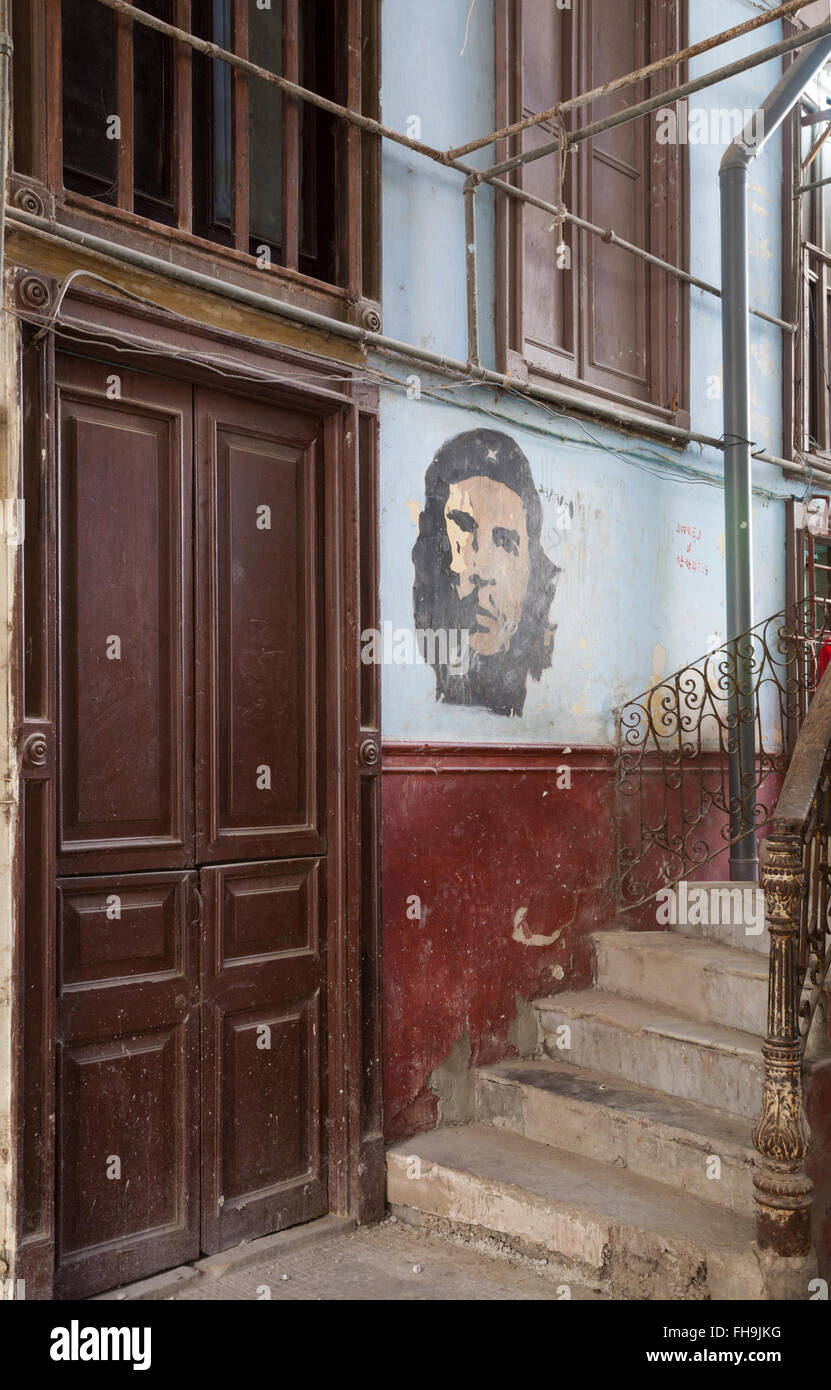 image of Che Guevara on wall of apartment buildings at Havana, Cuba ...