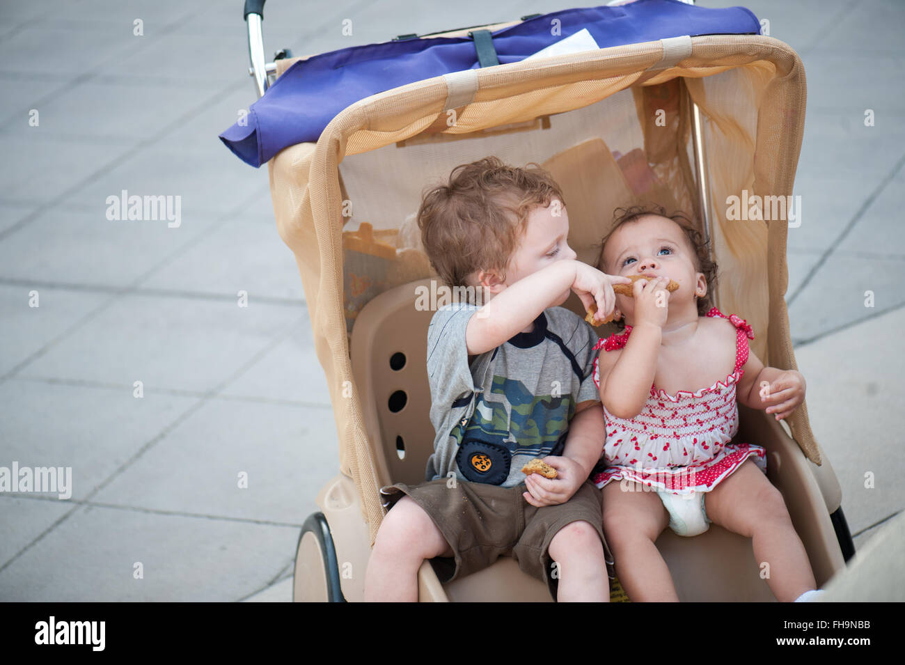 Disney world florida family eating hi-res stock photography and images ...