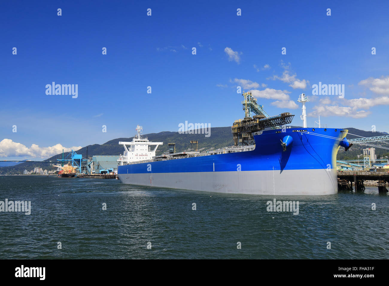 Large bulk carrier in the seaport of Vancouver Stock Photo - Alamy