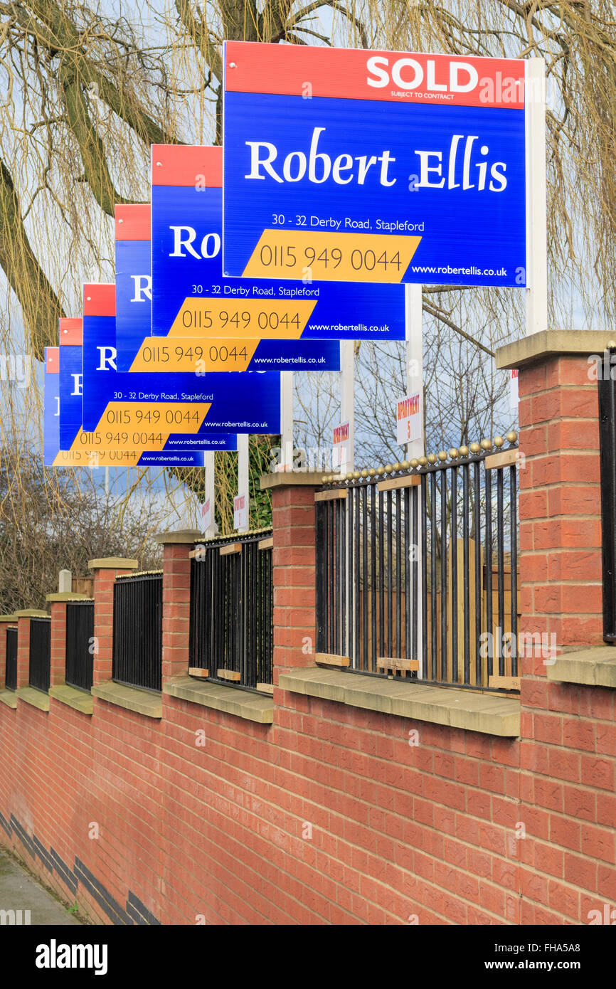 Real estate agent board hi-res stock photography and images - Alamy