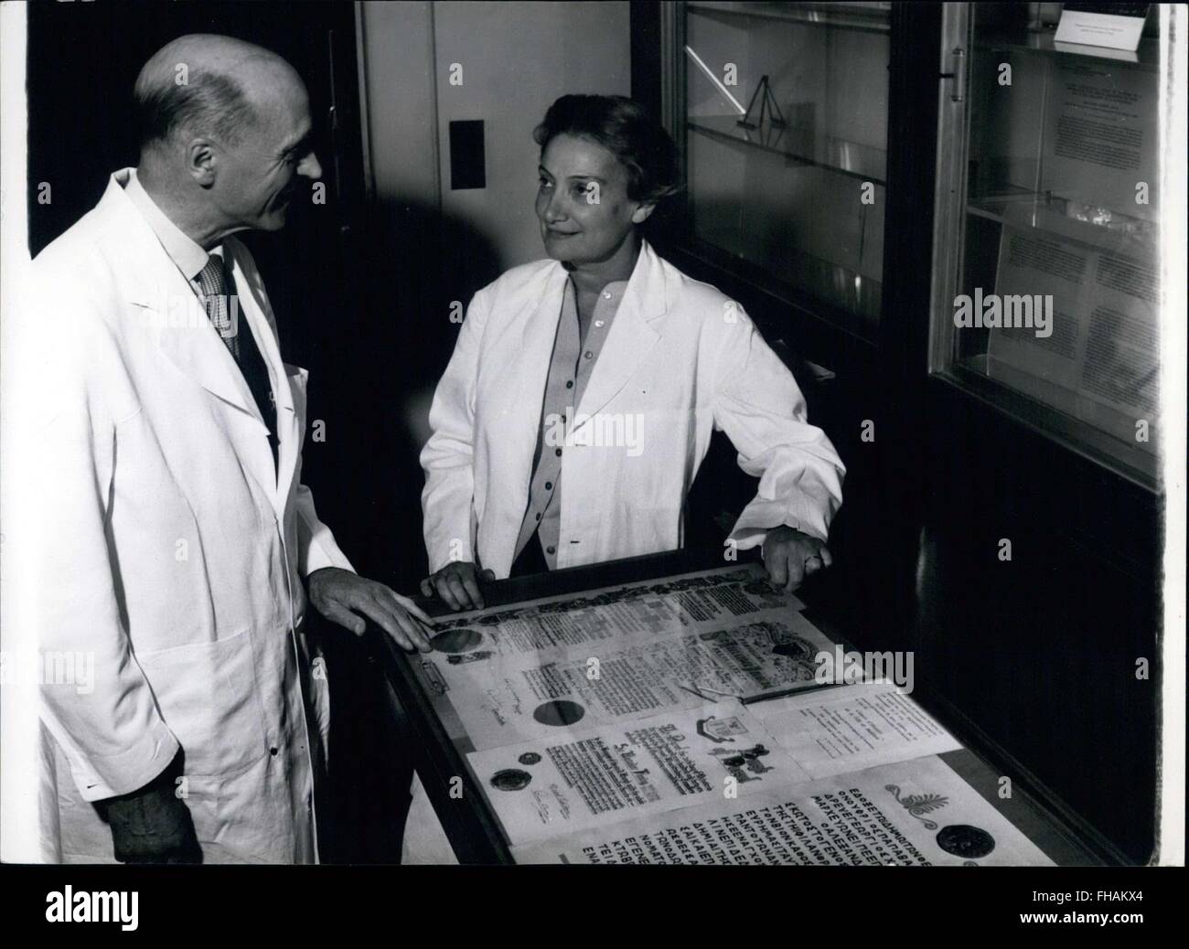 1952 - Lady Fleming shows Professor C.Pannett, Professor of Surgery ...