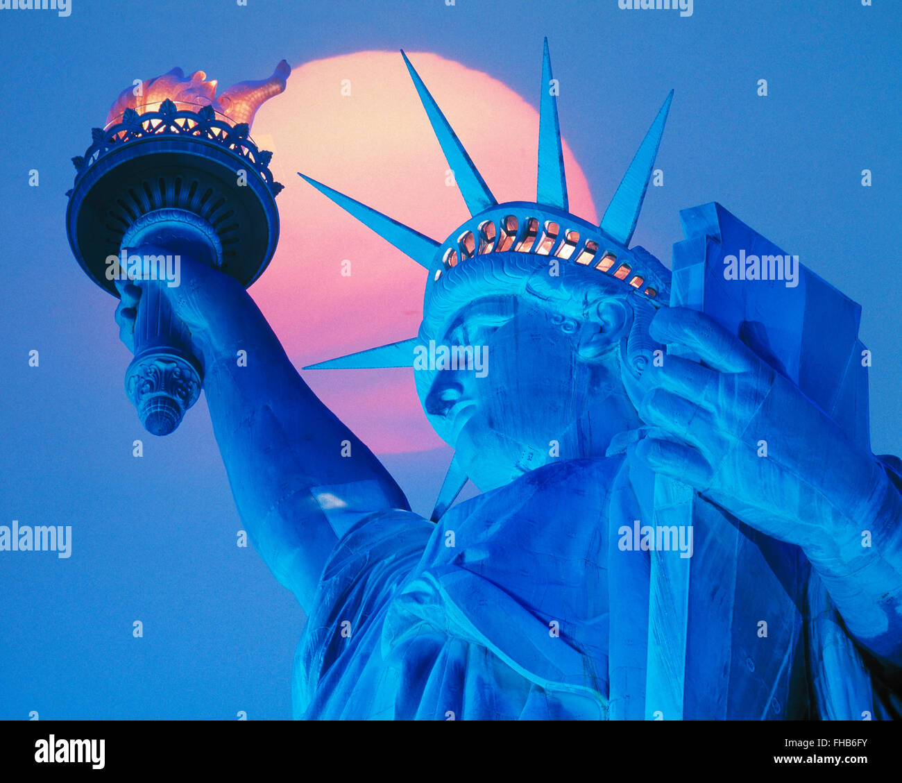 Statue of Liberty and setting sun, New York, USA Stock Photo - Alamy