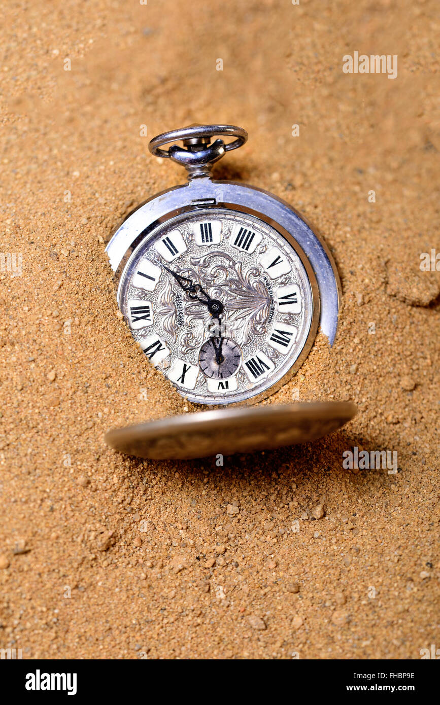 Sand covered clock face hi-res stock photography and images - Alamy
