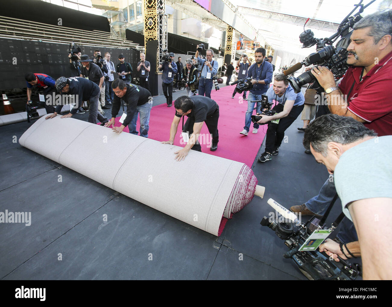 Hollywood, California, USA. 24th Feb, 2016. Workers roll out the red ...