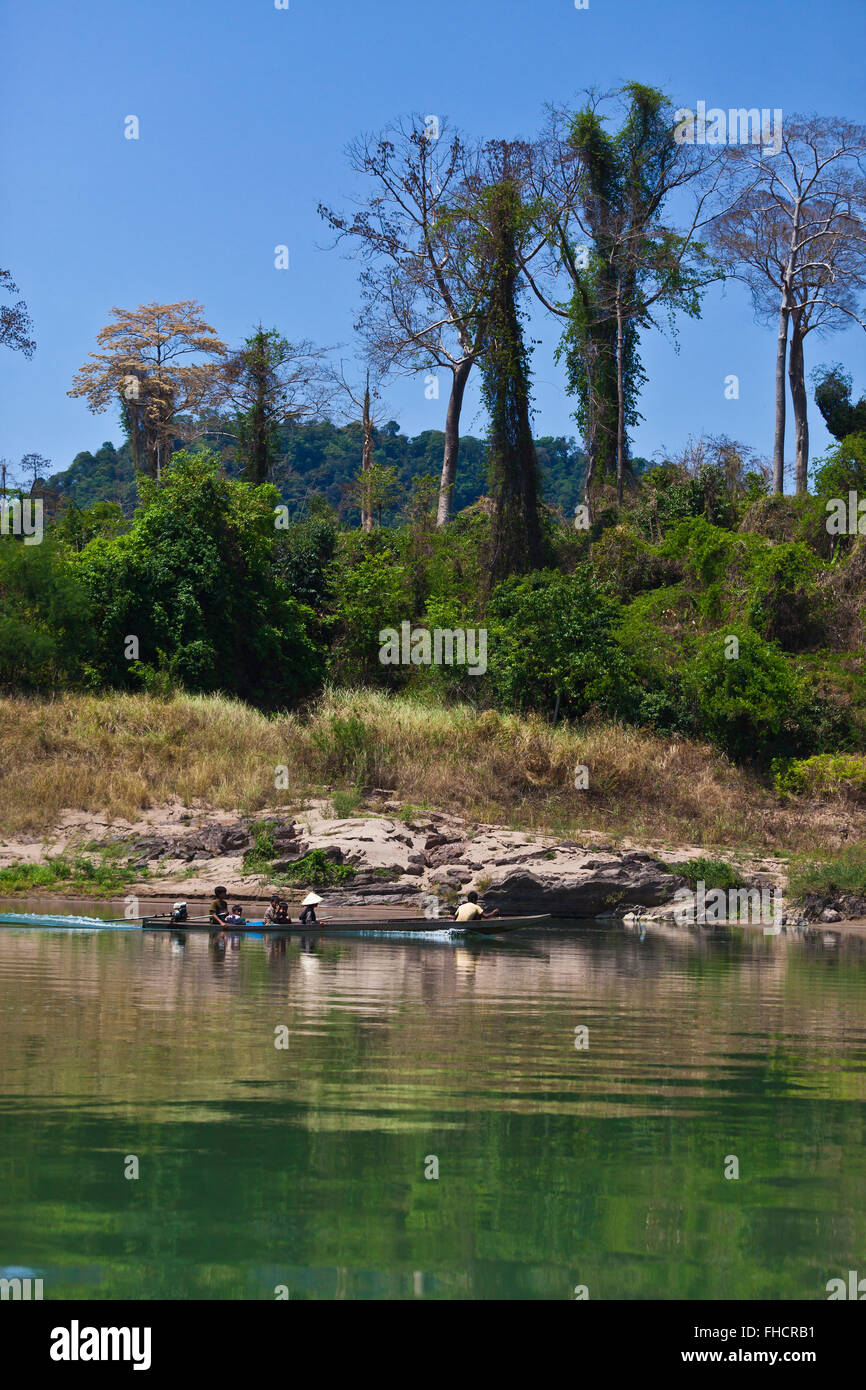 Boat ride on the MEKONG RIVER in the 4 Thousand Islands Area (Si Phan ...