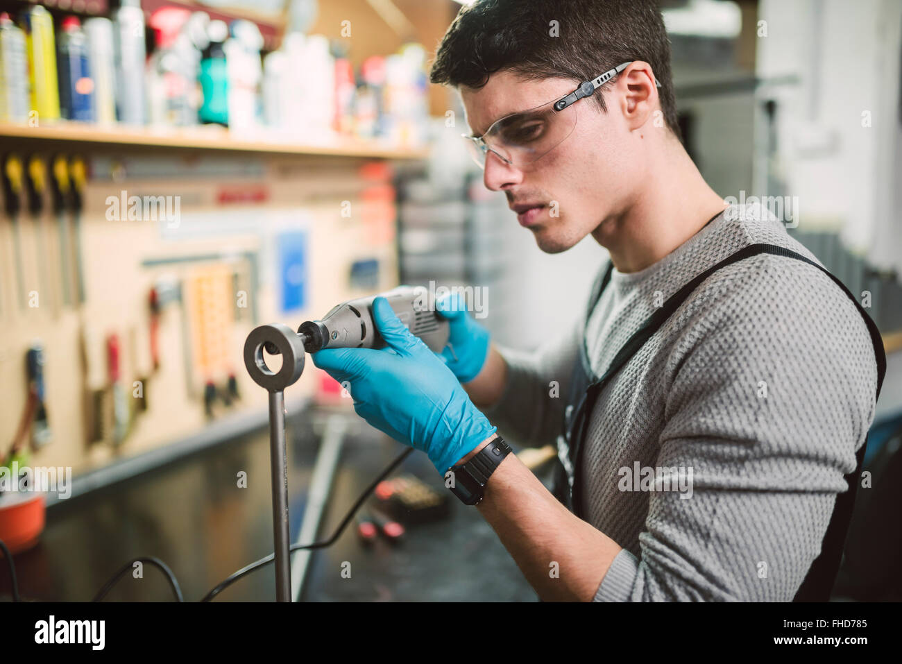 Young mechanic working in repair garage Stock Photo - Alamy