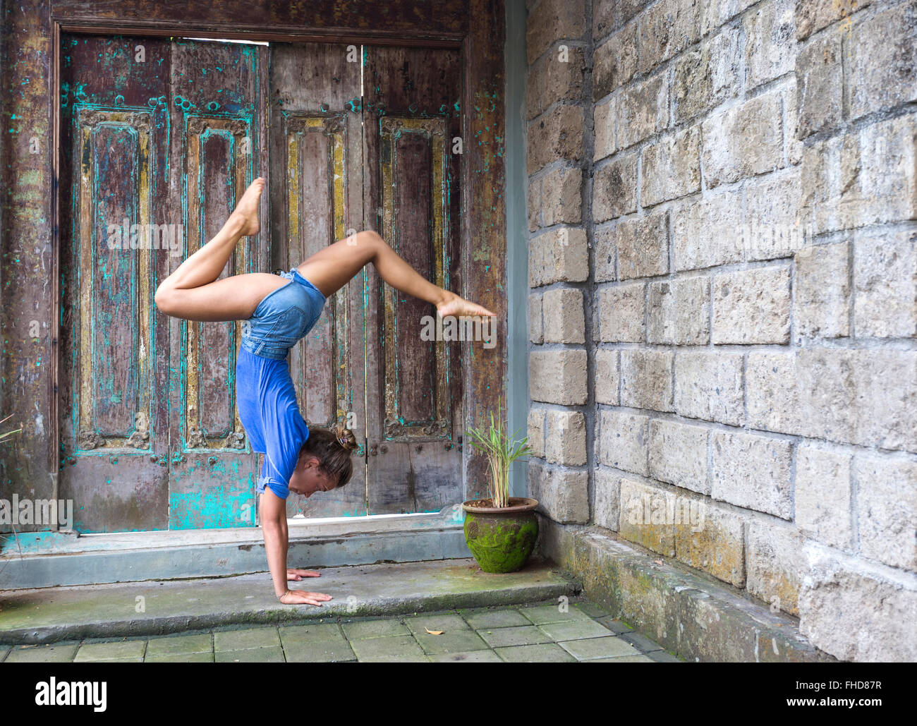 Woman doing a handstand outdoors Stock Photo - Alamy