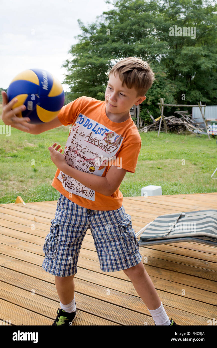 Kids playing basketball outside hi-res stock photography and images - Alamy