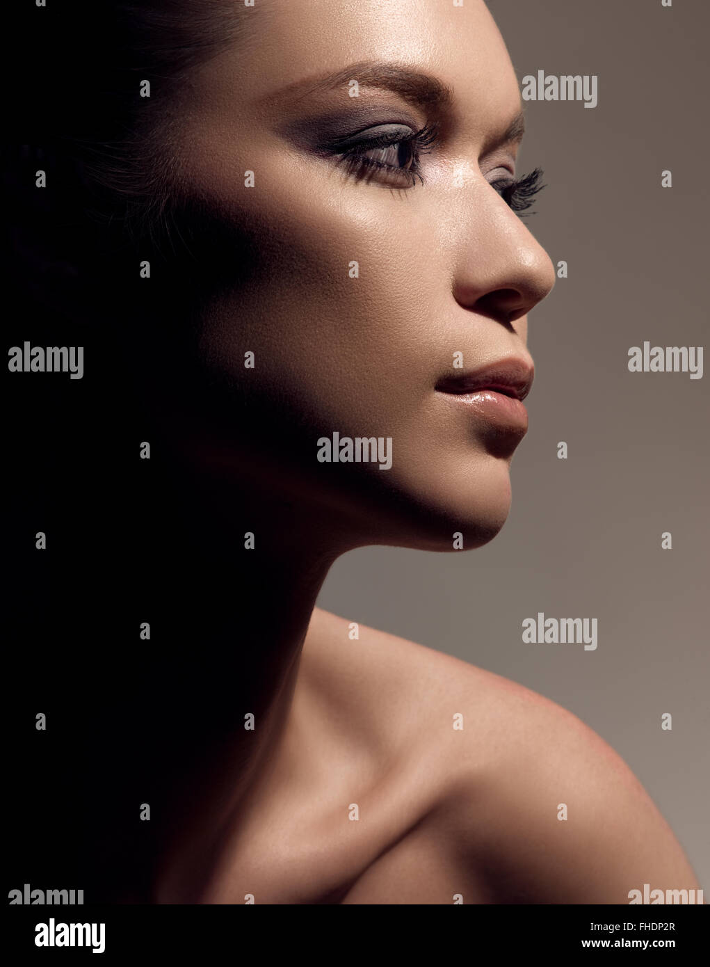 Woman in profile wearing dramatic eyeshadow Stock Photo - Alamy