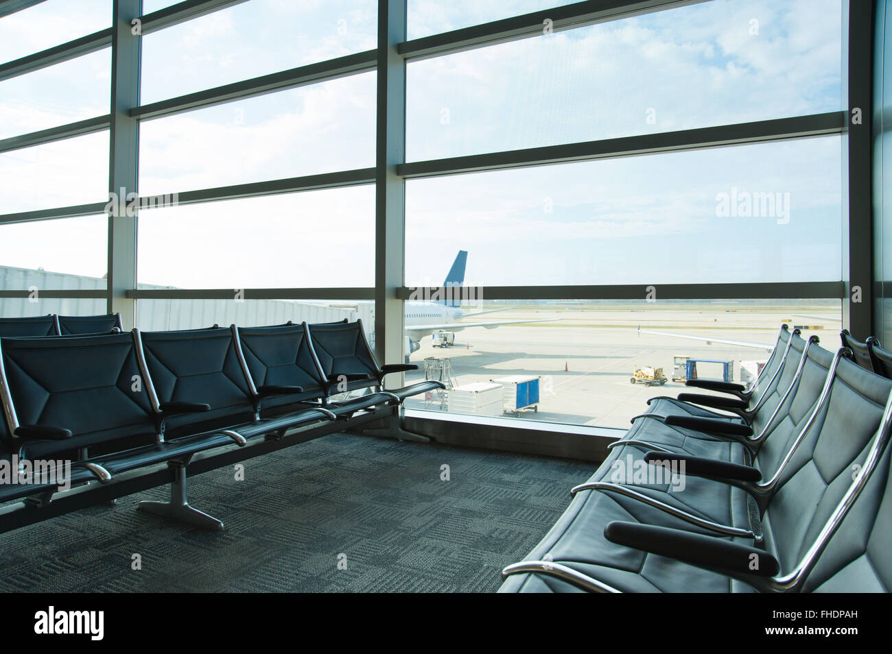 Airport waiting room window hi-res stock photography and images - Alamy