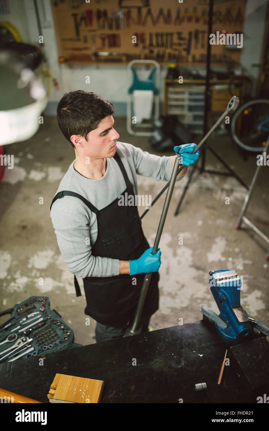 Young mechanic working in repair garage Stock Photo - Alamy