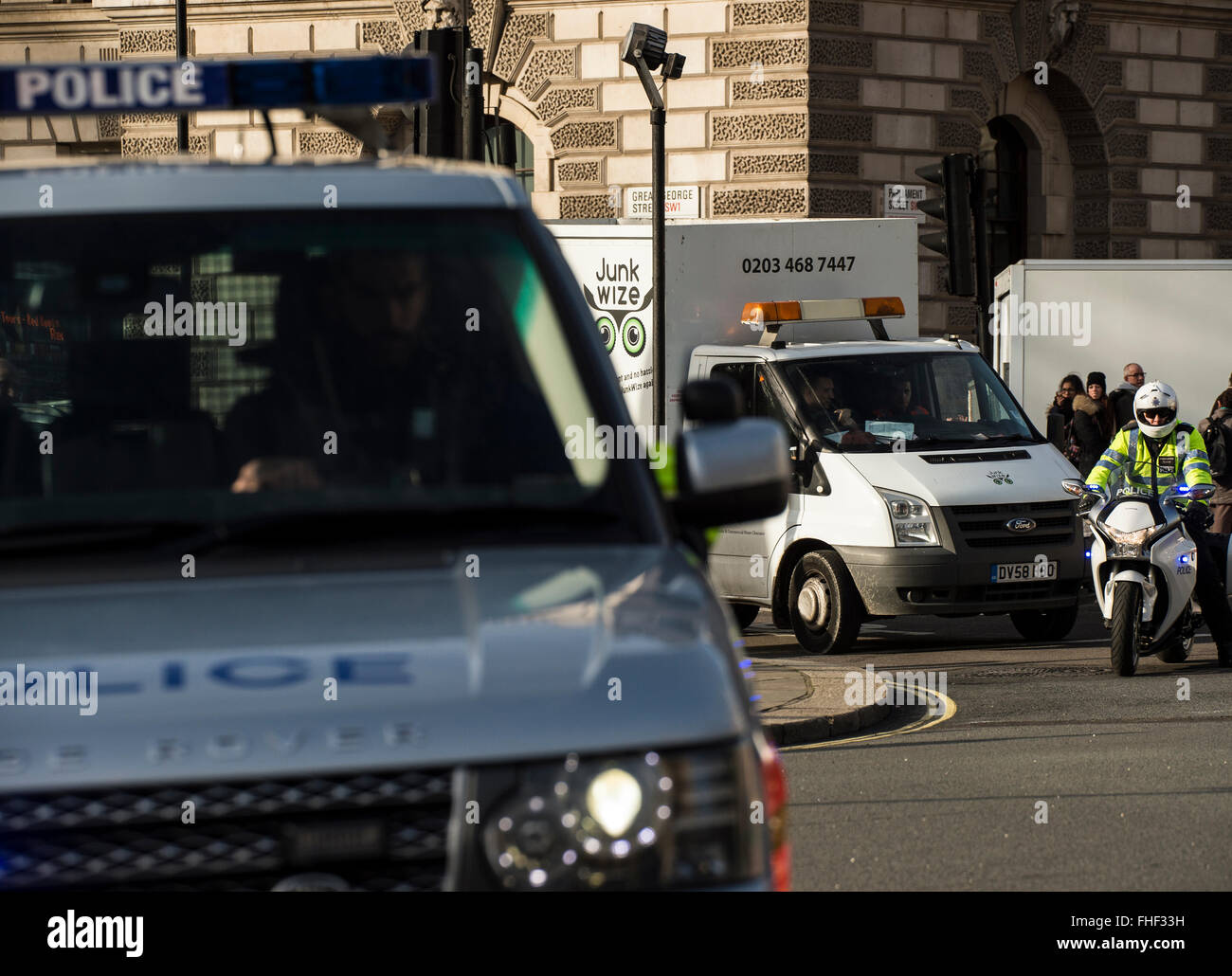 Metropolitan Police Range Rover escorting Government Ministerial convoy ...