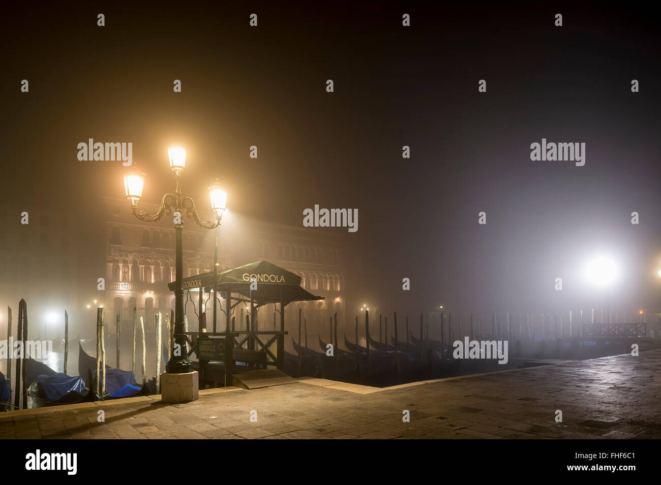 Foggy night venice hi-res stock photography and images - Alamy