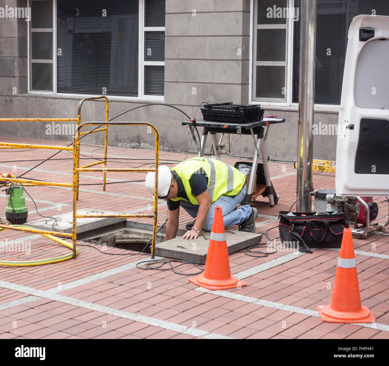 Installing optic hi-res stock photography and images - Alamy