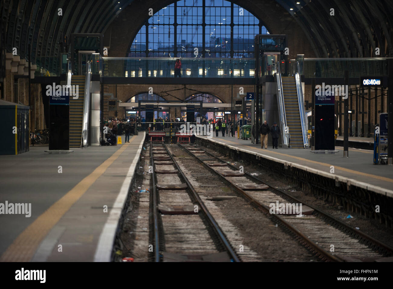 Kings cross station platform hi-res stock photography and images - Alamy