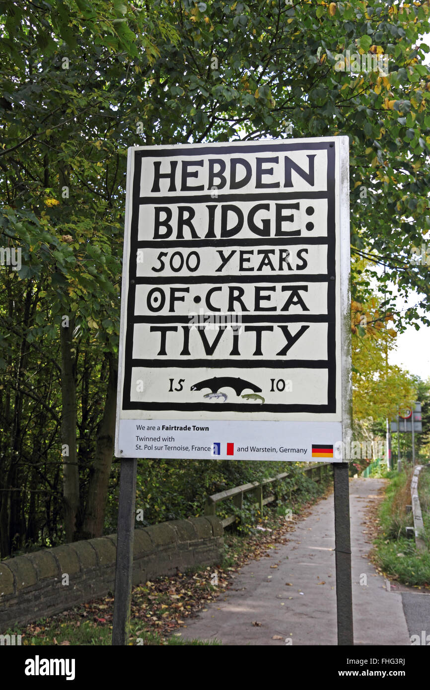 Entering town sign hi-res stock photography and images - Alamy