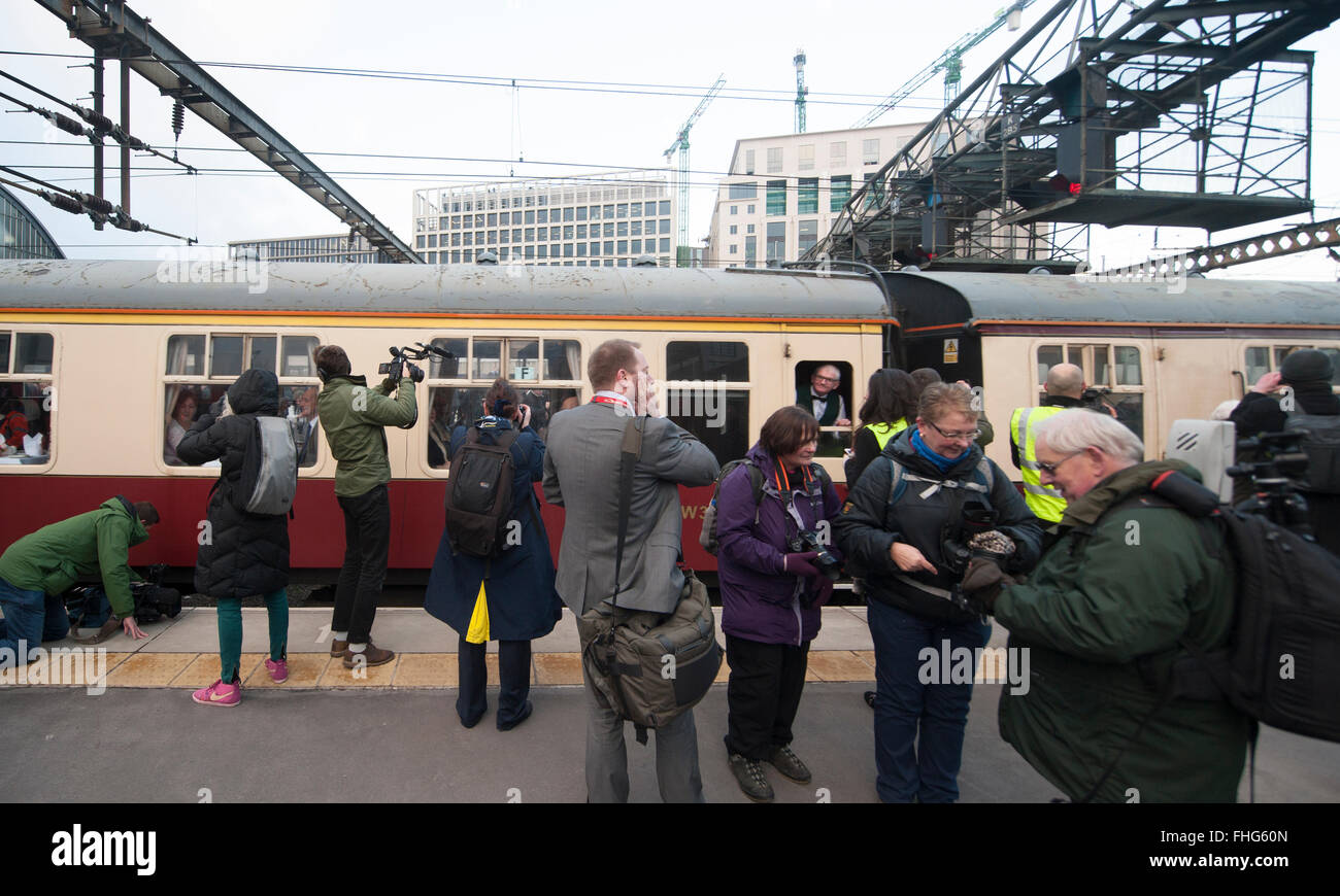Kings cross station platform hi-res stock photography and images - Alamy