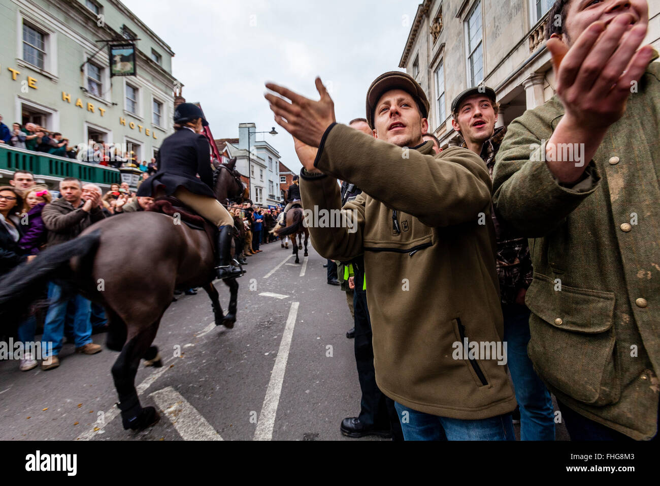 Boxing crowd cheering hi-res stock photography and images - Alamy