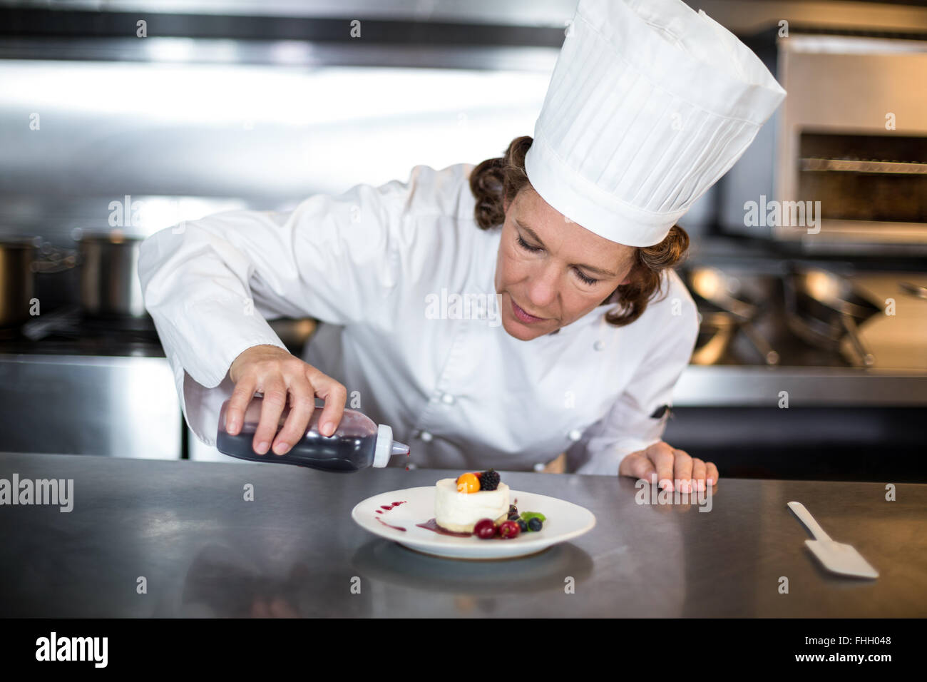 Chef pouring sauce over a dessert Stock Photo - Alamy