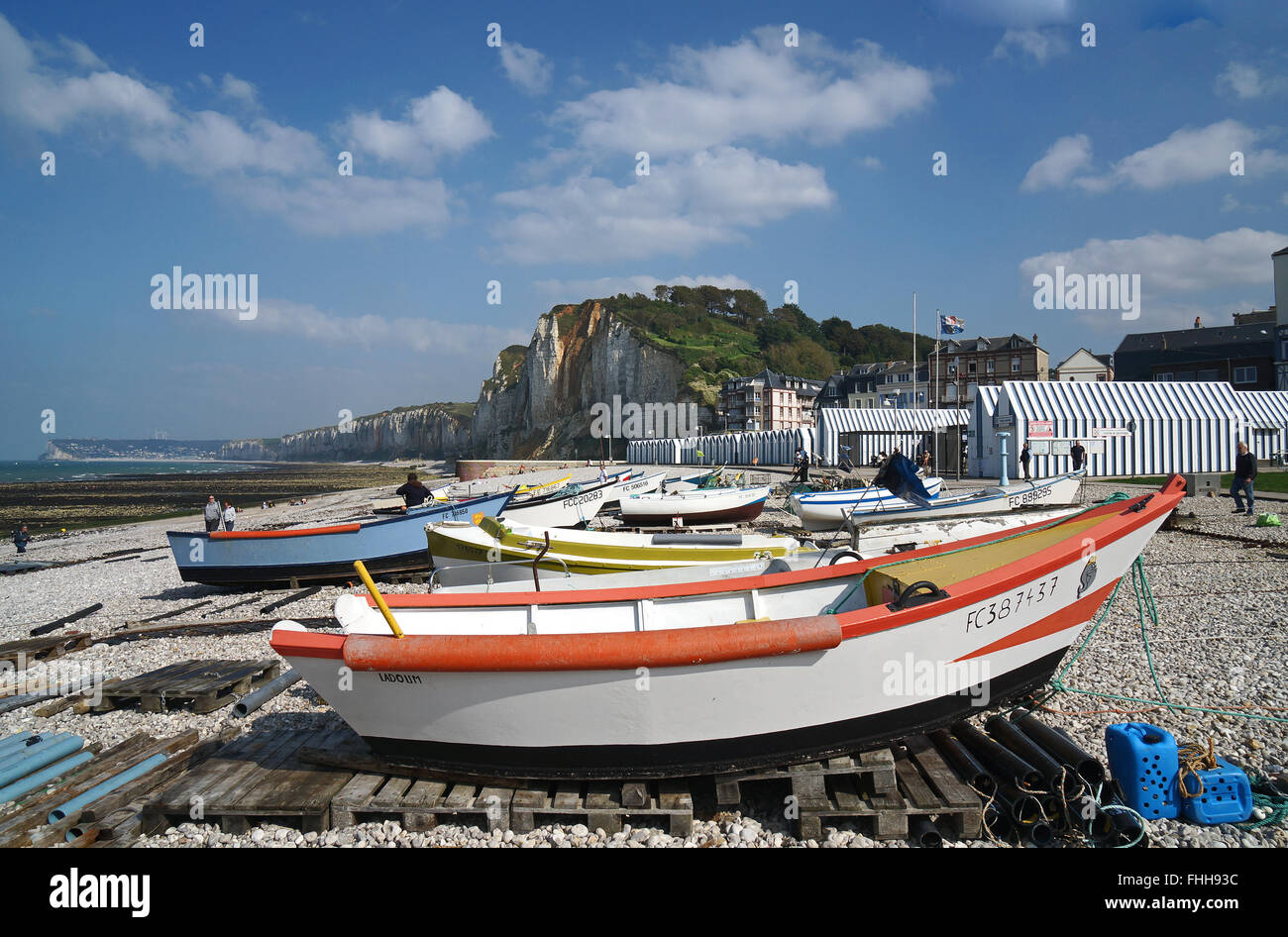 Yport beach with fishing boats, beach cabins and white cliffs Stock ...
