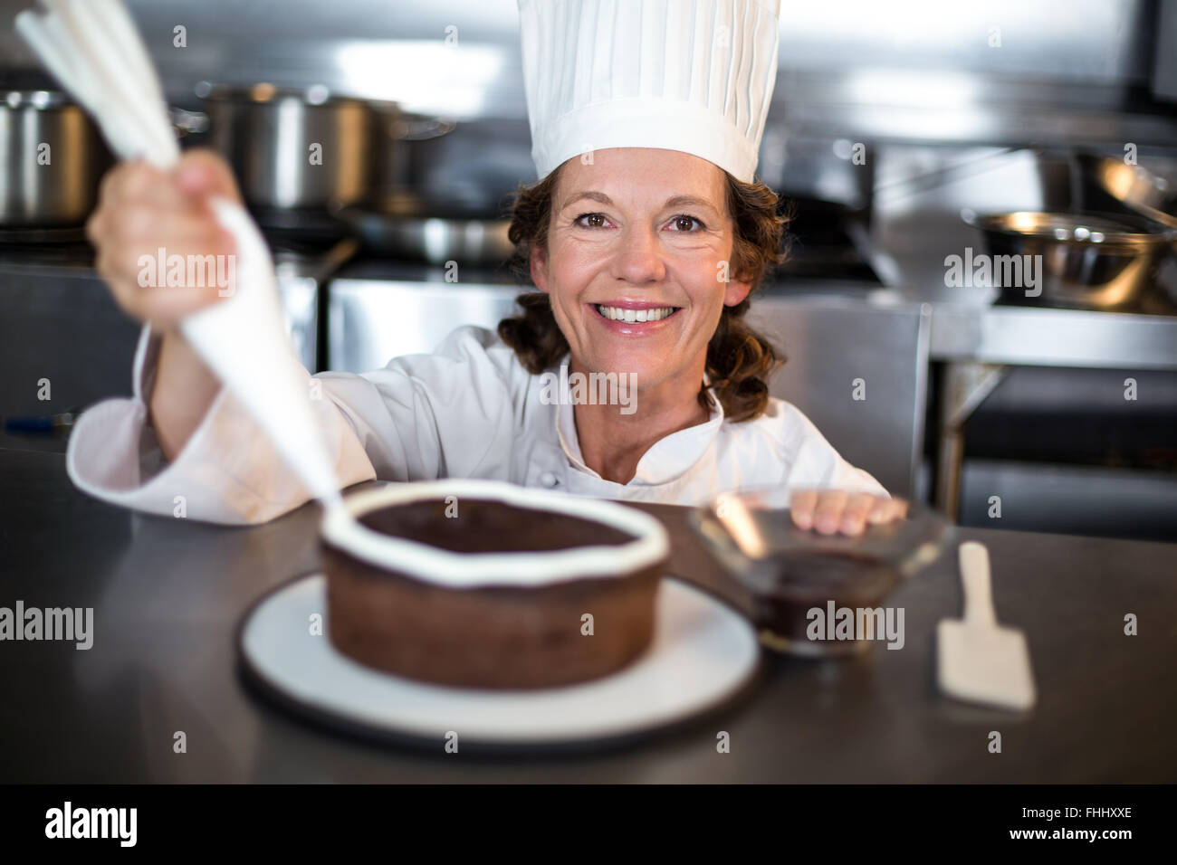 Piping icing cake hi-res stock photography and images - Alamy