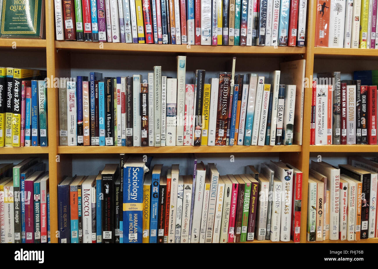 Shelves full of books at the library Stock Photo - Alamy