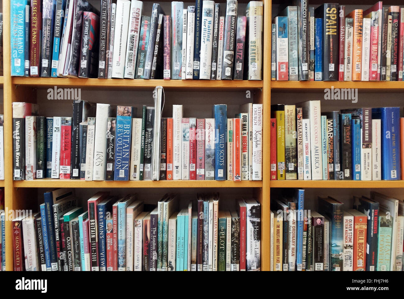Shelves full of books at the library Stock Photo - Alamy