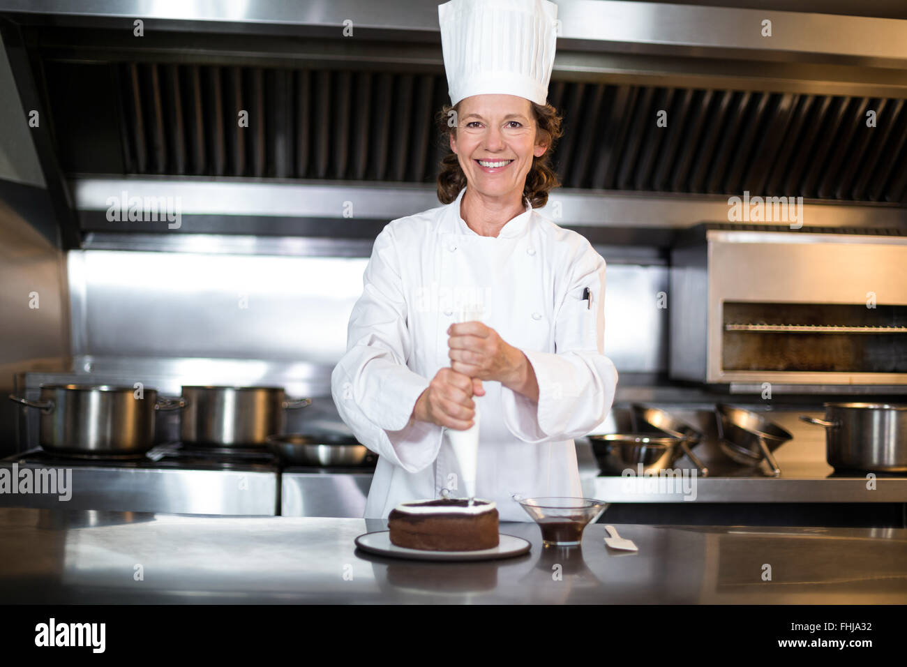 Piping icing cake hi-res stock photography and images - Alamy