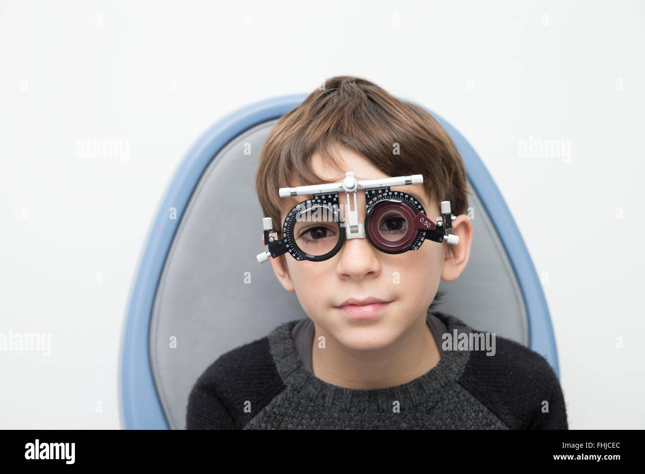 Boy wearing eye test equipment Stock Photo - Alamy