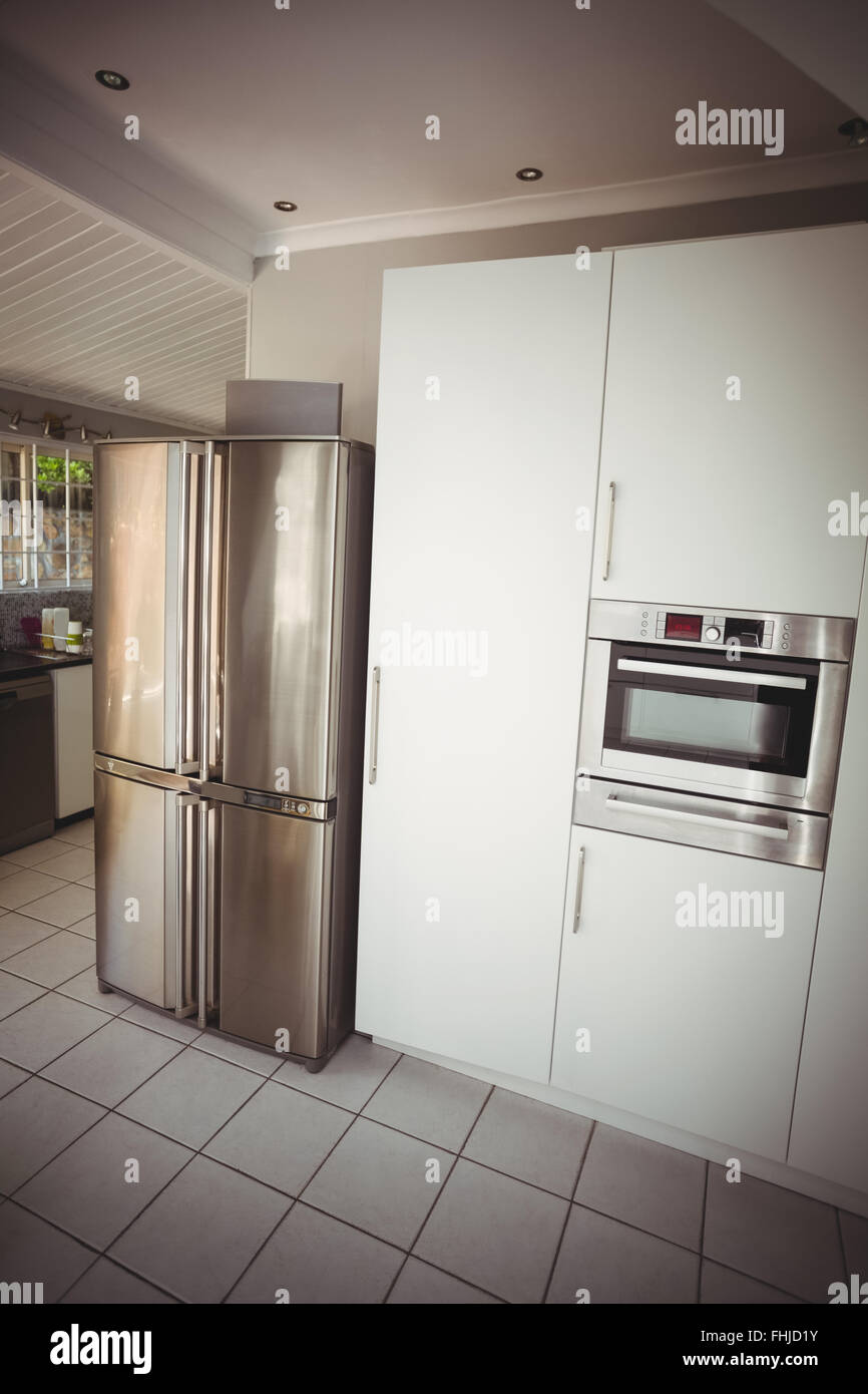 Kitchen fridge cooker hi-res stock photography and images - Alamy