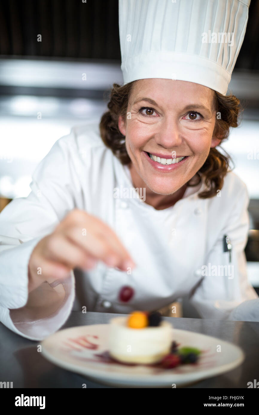 Chef putting finishing touch on dessert Stock Photo - Alamy