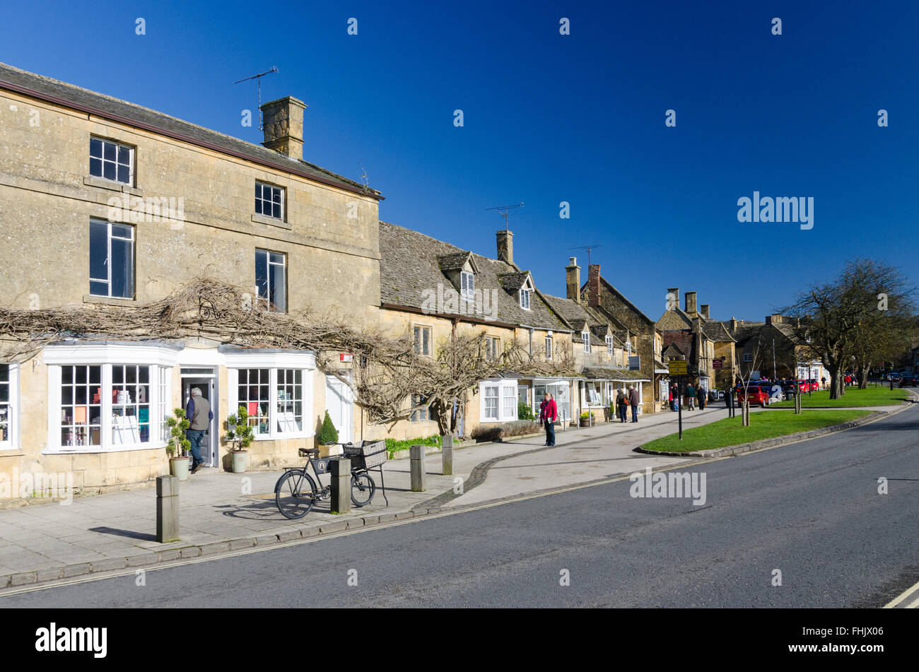 Row shops hi-res stock photography and images - Alamy
