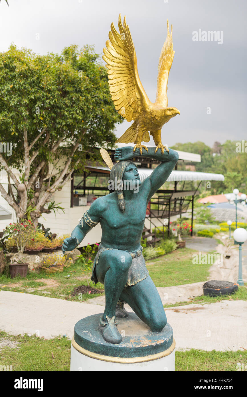 Vintage american indian statue hi-res stock photography and images - Alamy