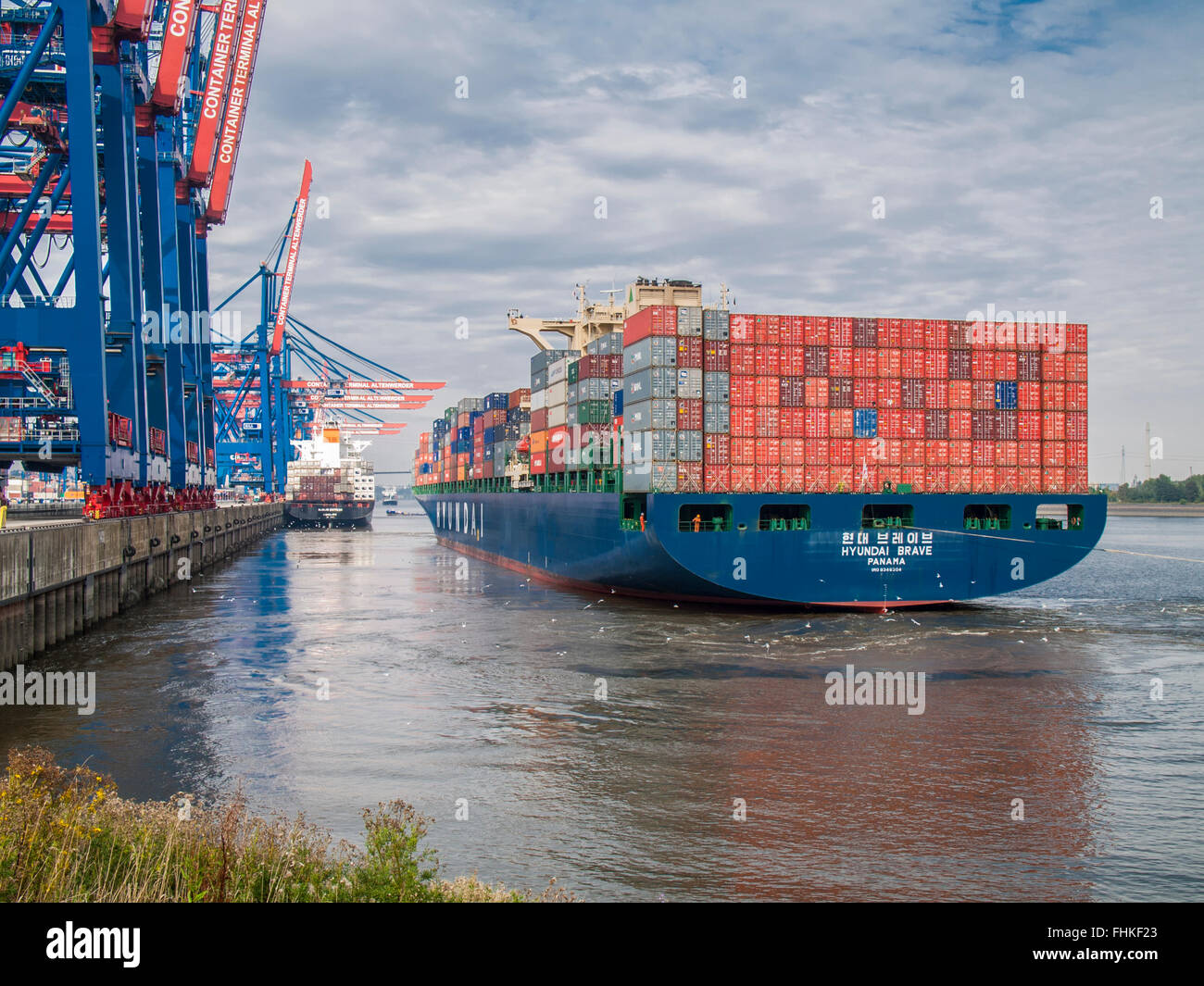 Container Vessel "HYUNDAI BRAVE" of Hyundai casting off the CTA ...