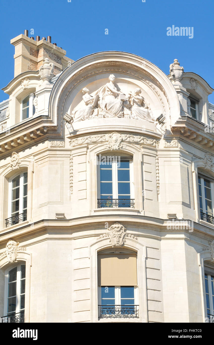Grand parisian apartment building hi-res stock photography and images ...