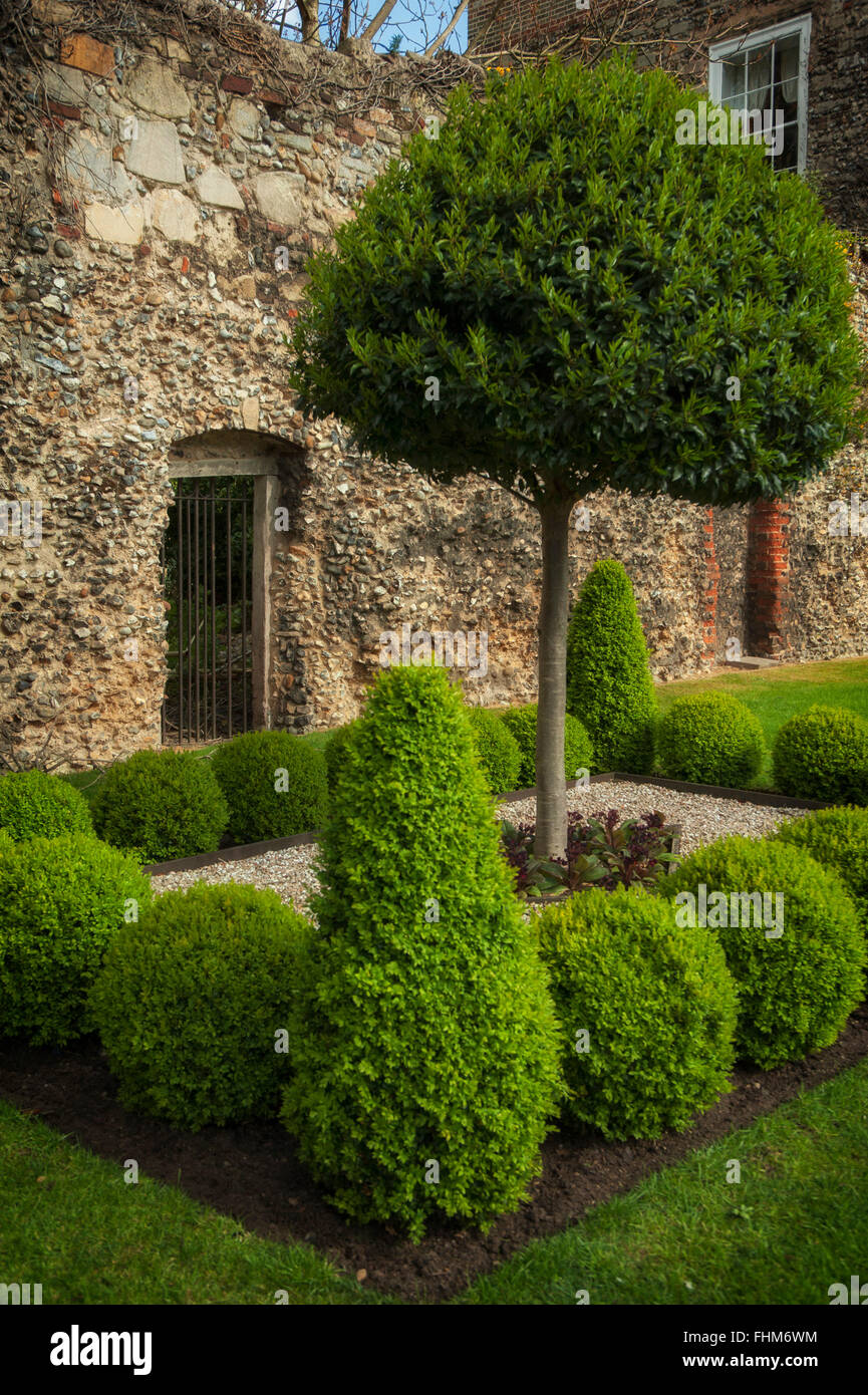 Walled garden medieval hi-res stock photography and images - Alamy