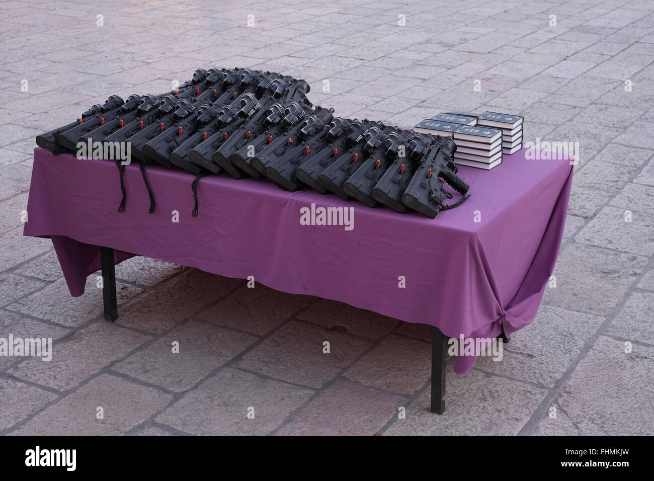 New army rifles hi-res stock photography and images - Alamy
