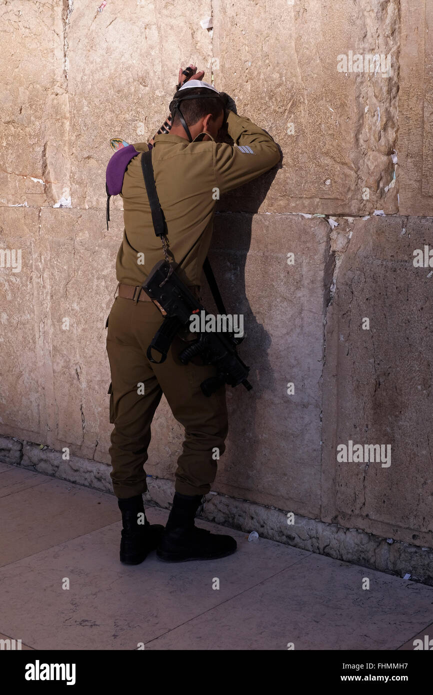 Idf praying hi-res stock photography and images - Alamy