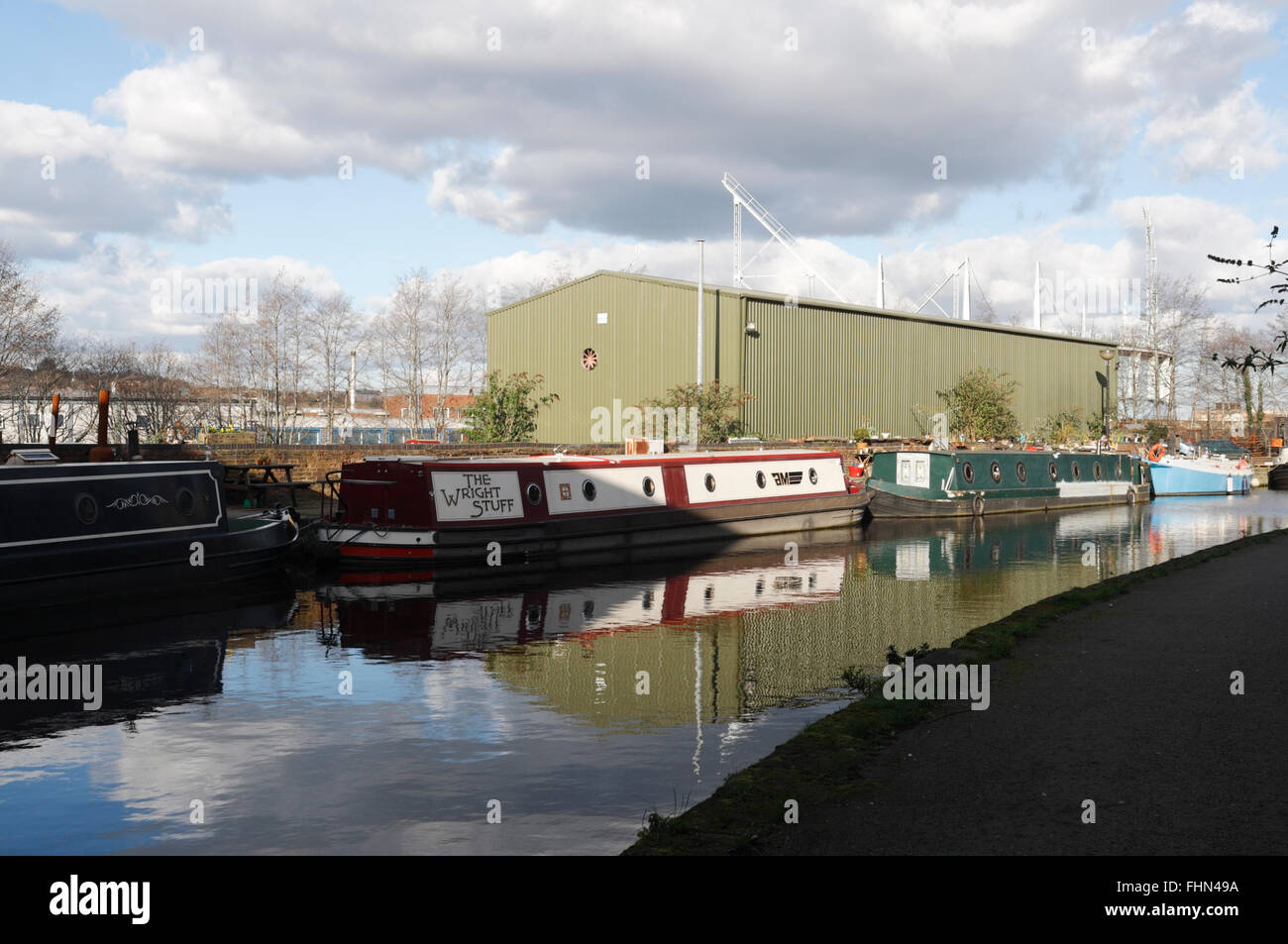 Barges in canal sheffield hi-res stock photography and images - Alamy