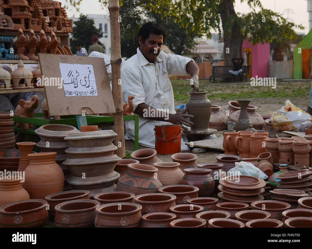 Lahore, Pakistan. 25th Feb, 2016. Pakistani artist busy in preparing ...