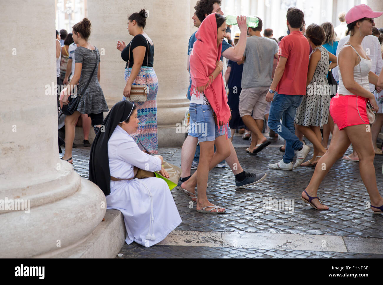 St peters square sitting vatican hi-res stock photography and images ...